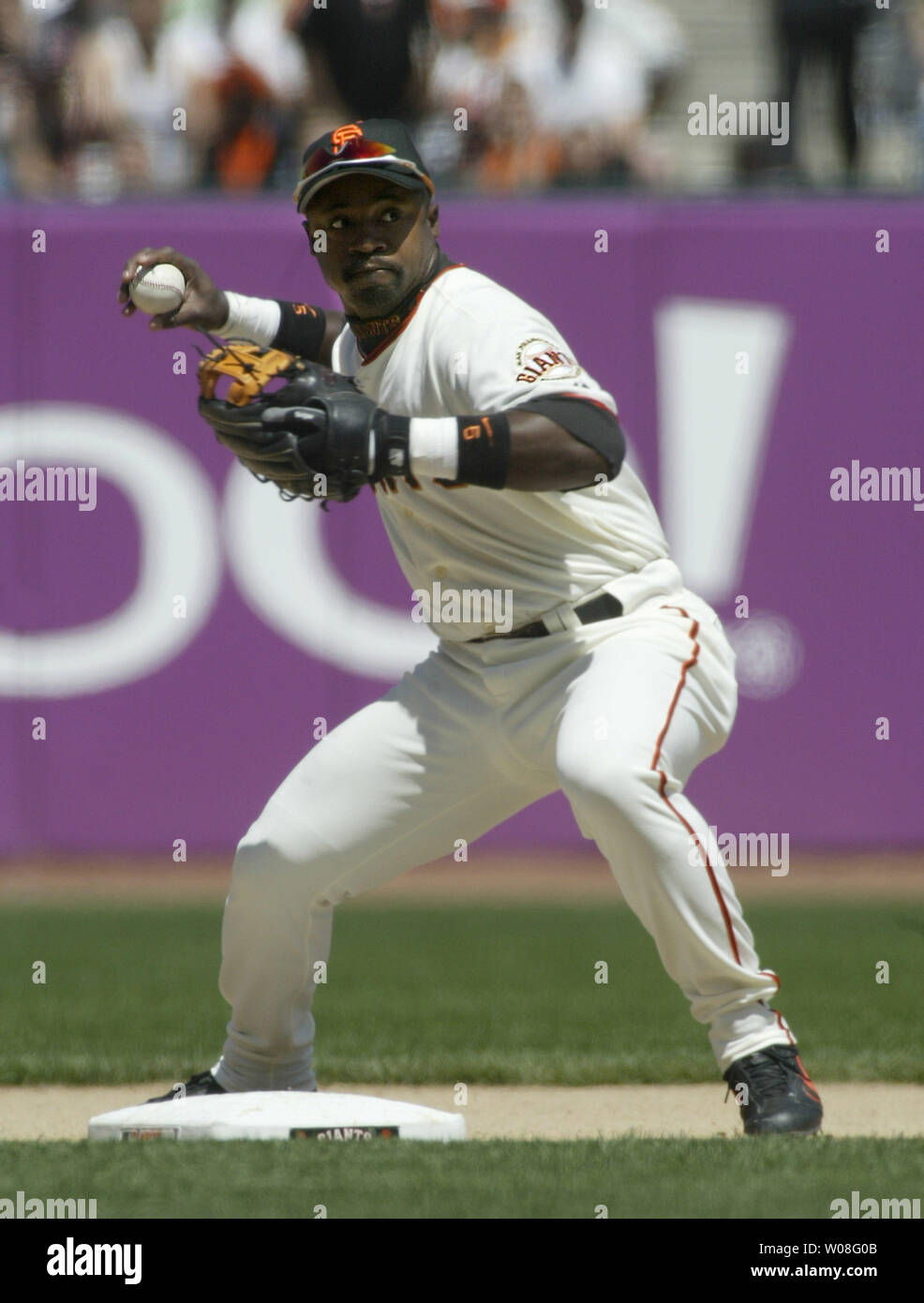 San Francisco Giants 2B Ray Durham turns the front end of a double play ...