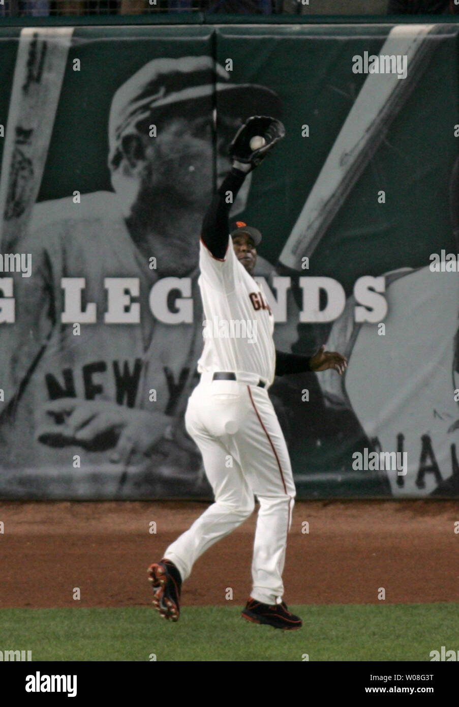 San Francisco Giants left fielder Barry Bonds makes a jumping catch of ...
