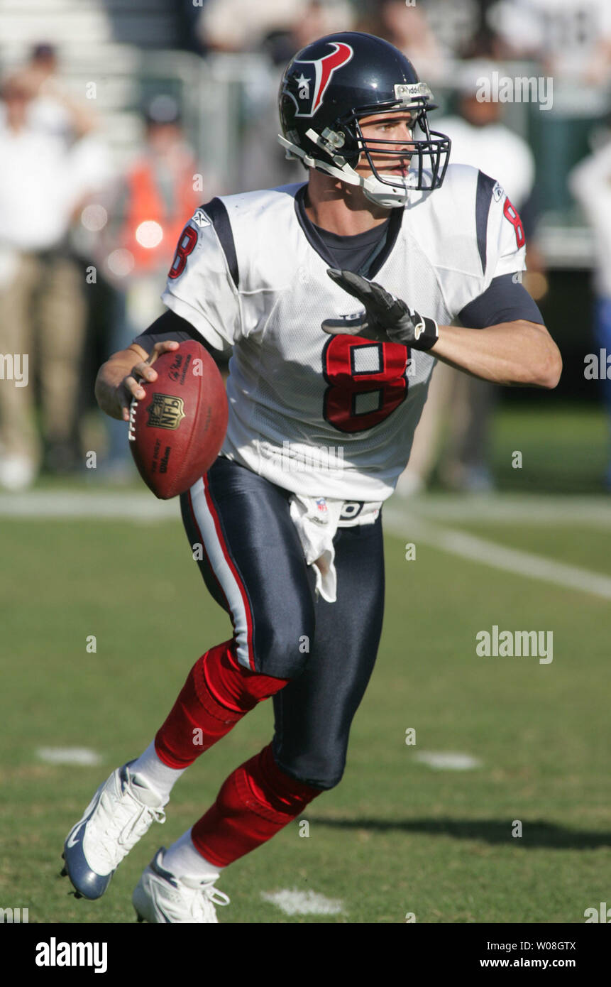 Houston Texans QB David Carr looks for a receiver against the Oakland ...