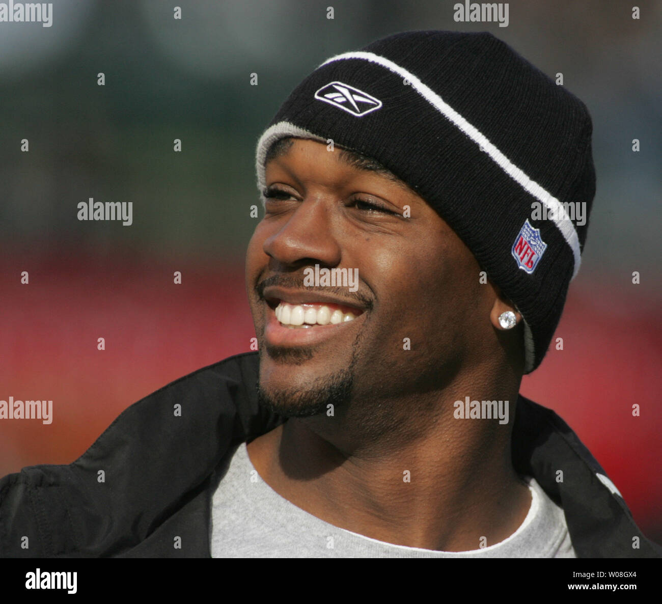 Oakland Raiders WR Jerry Porter smiles from the sidelines at the ...