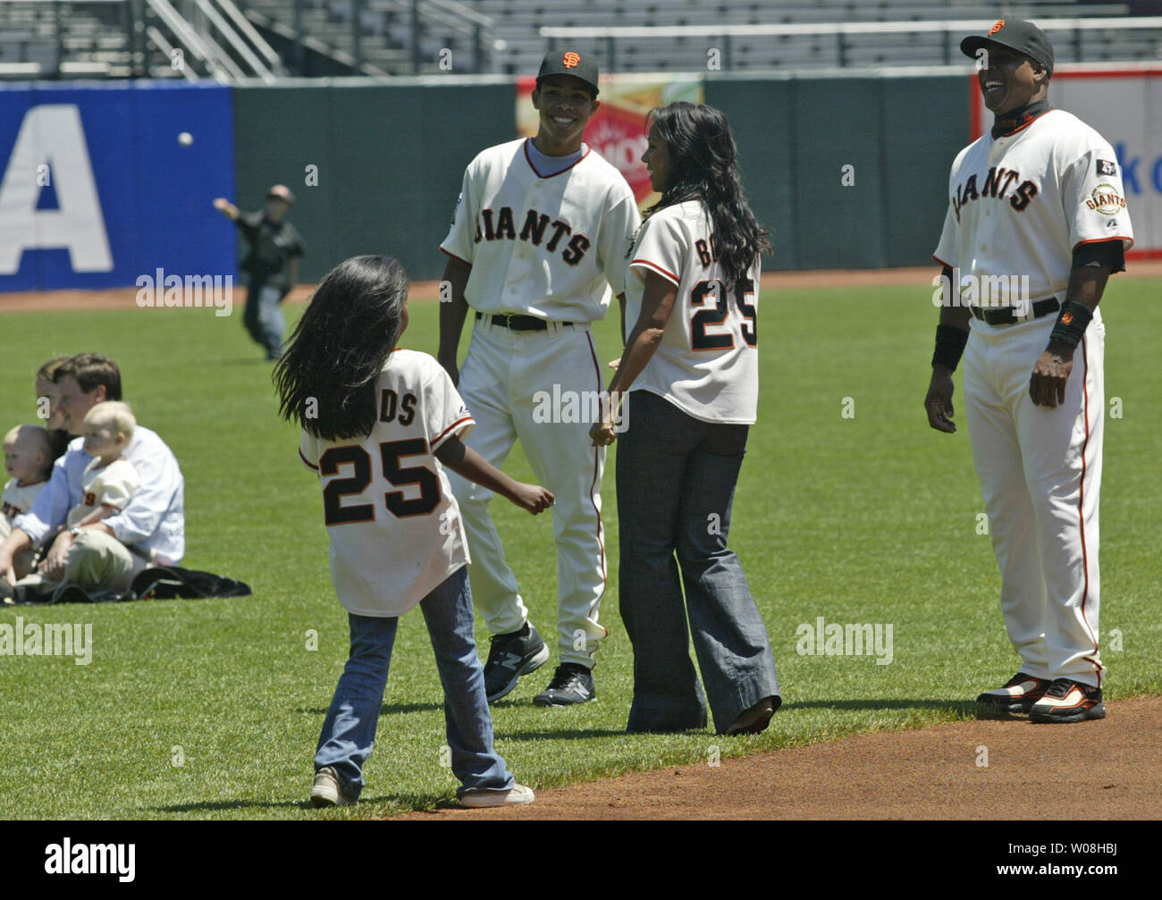 San Francisco Giants Barry Bonds' (R) laughs with his wife and children ...