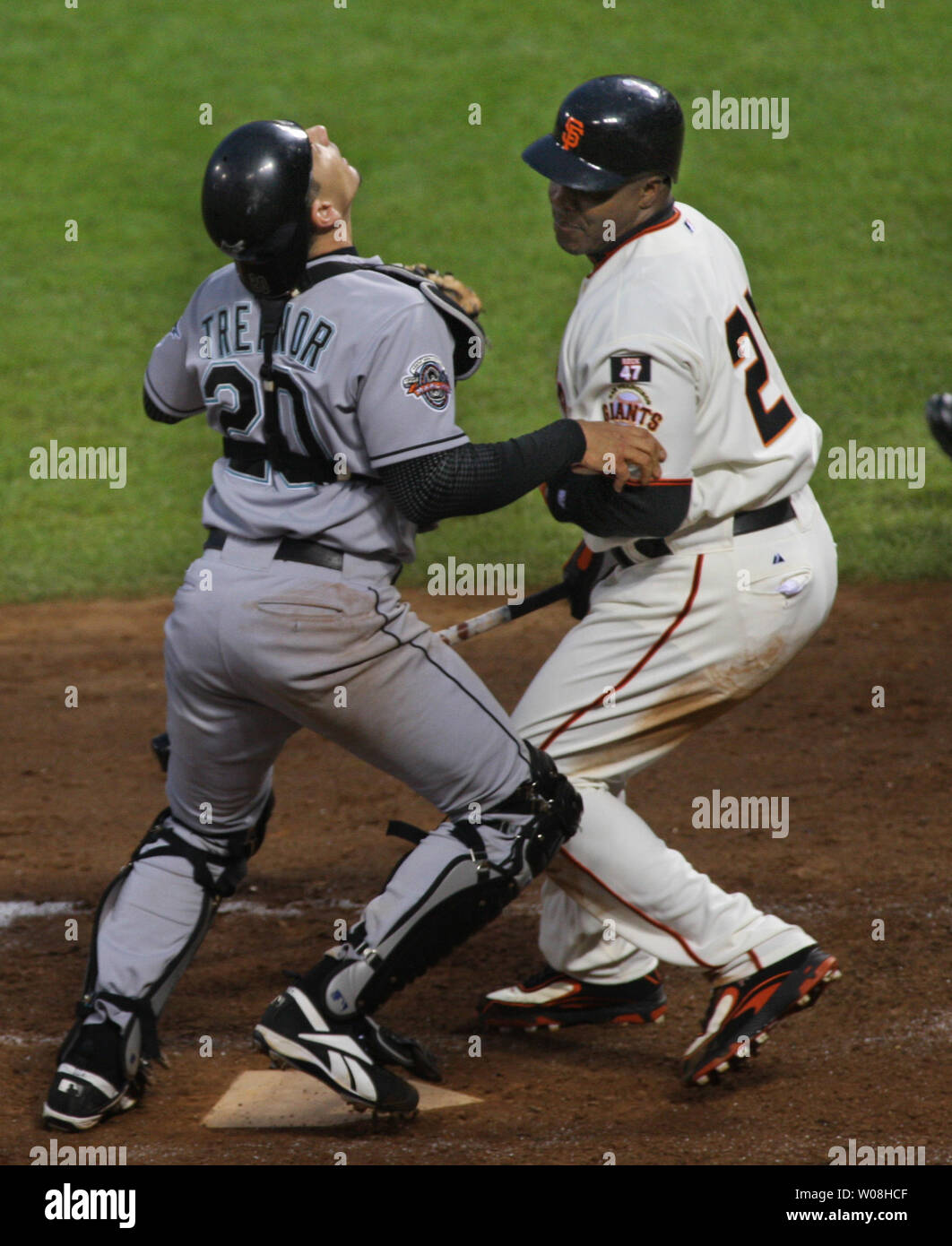 San Francisco Giants Barry Bonds stands his grounds in the batters box ...