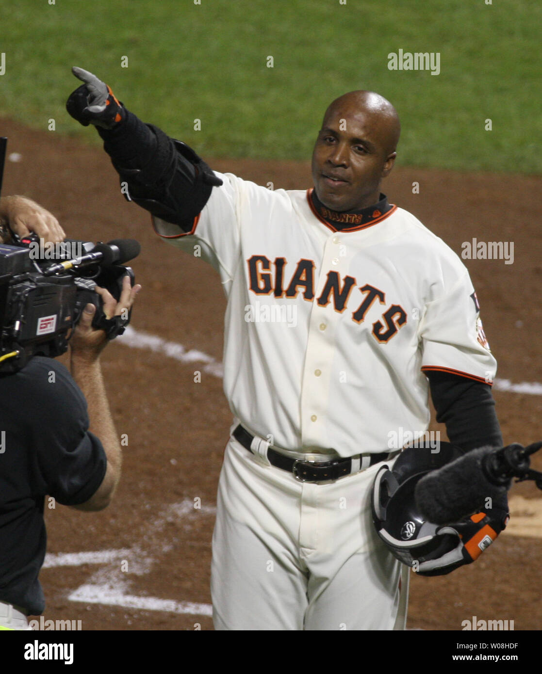 San Francisco Giants Barry Bonds celebrates his 756th career home run ...