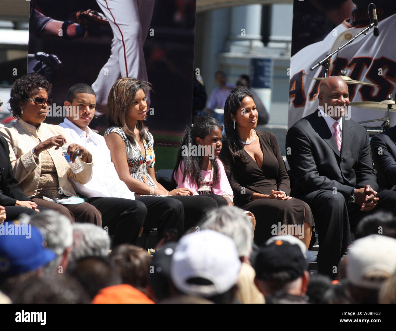 San Francisco Giants Barry Bonds (R) and family (L-R) Pat Bonds, Bonds ...