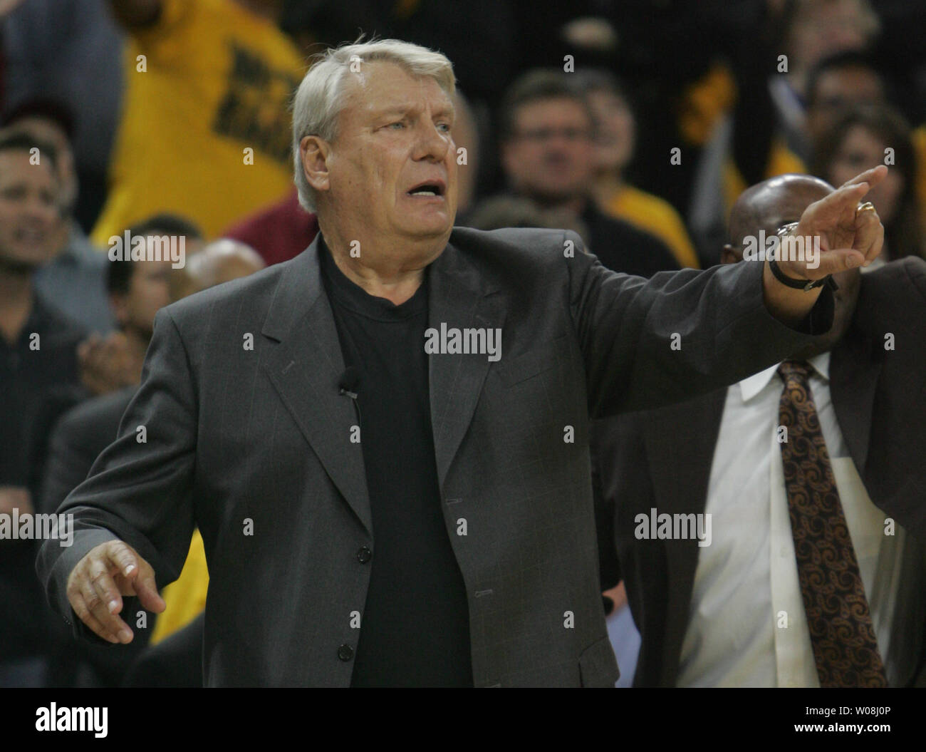 Golden State Warriors coach Don Nelson directs the defense against the ...