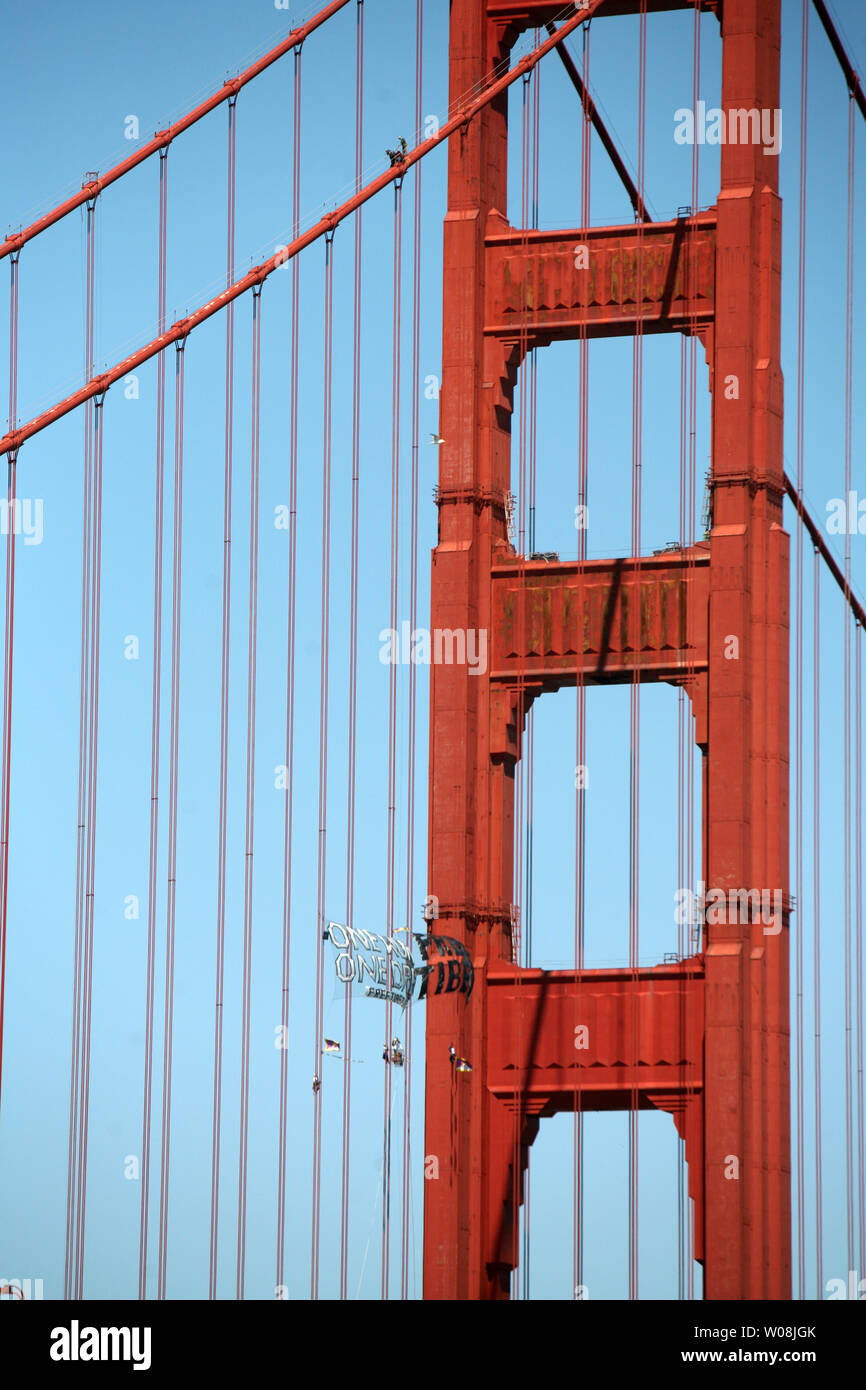 Placing cables hi-res stock photography and images - Alamy