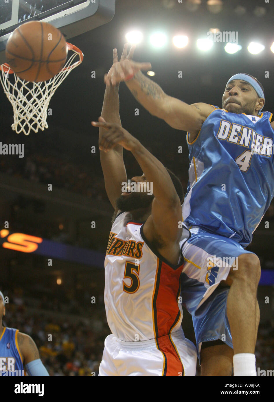 Denver Nuggets Kenyon Martin (4) blocks a shot by Golden State Warriors ...