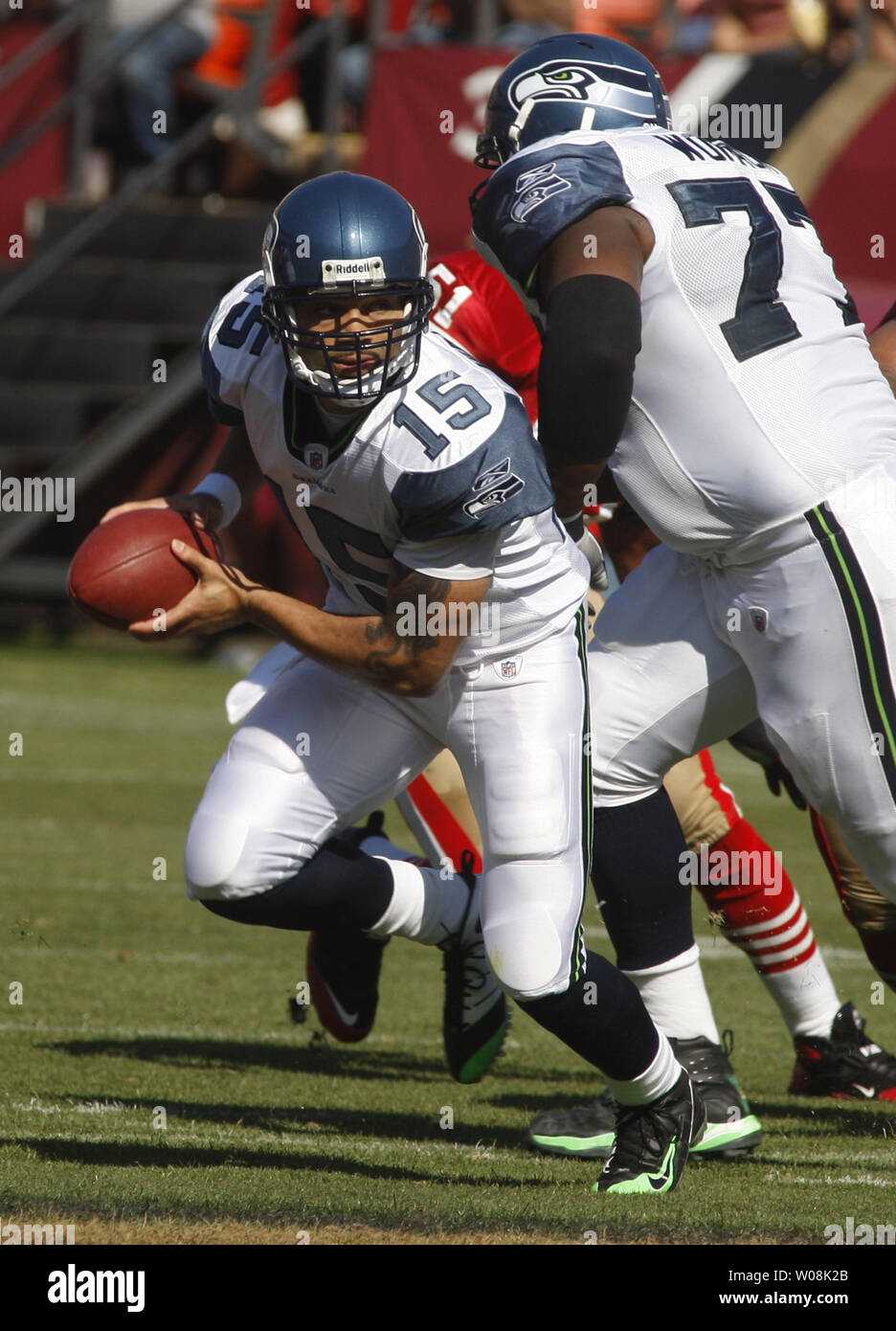 Seattle Seahawks QB Seneca Wallace (15) looks to hand off against the ...