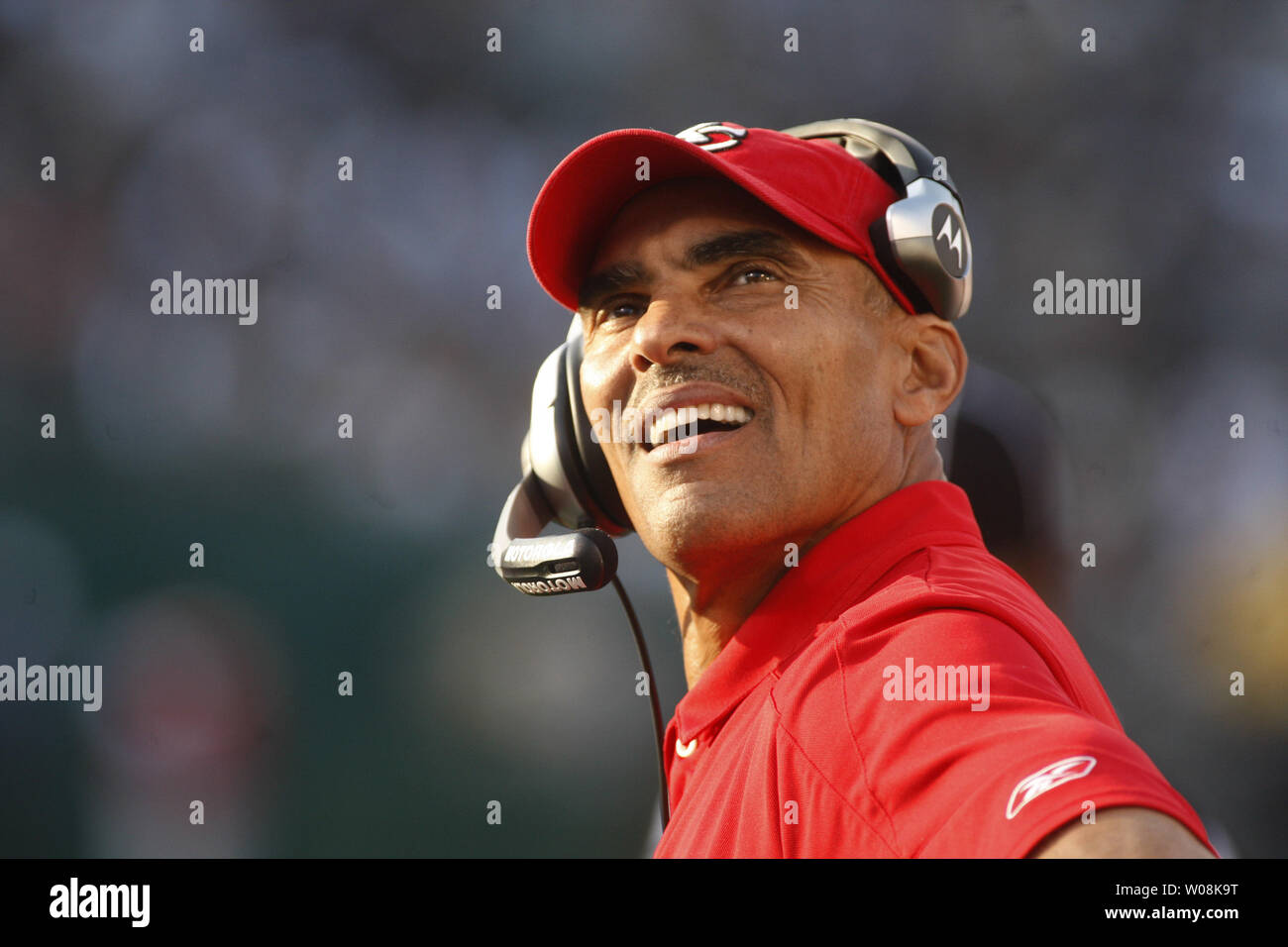 Kansas City Chiefs Head Coach Herm Edwards looks at the scoreboard ...