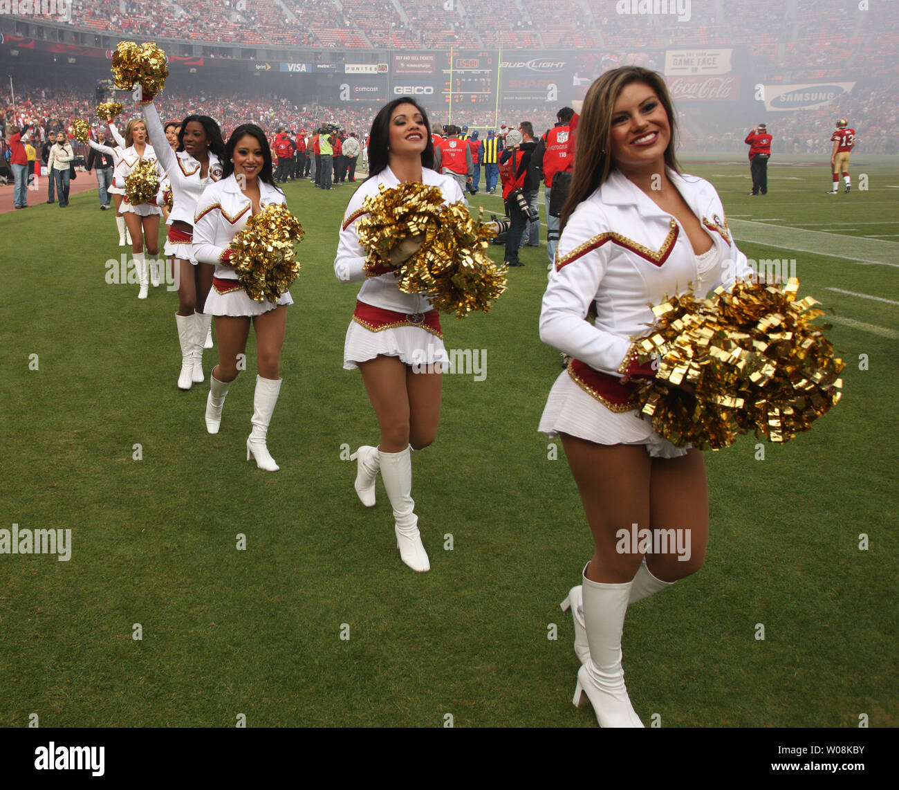 San francisco 49ers cheerleaders hi-res stock photography and images ...