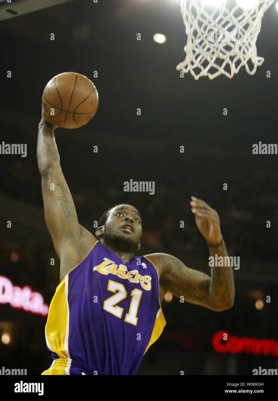 Los Angeles Lakers Josh Powell goes up for a jam against the Golden ...