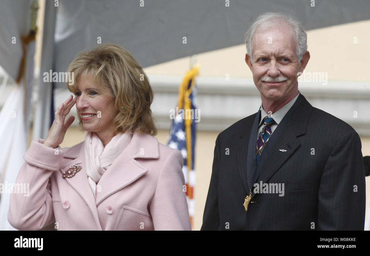 Hero pilot Captin Chesley "Sully" Sullenberber III and his wife Lorrie ...