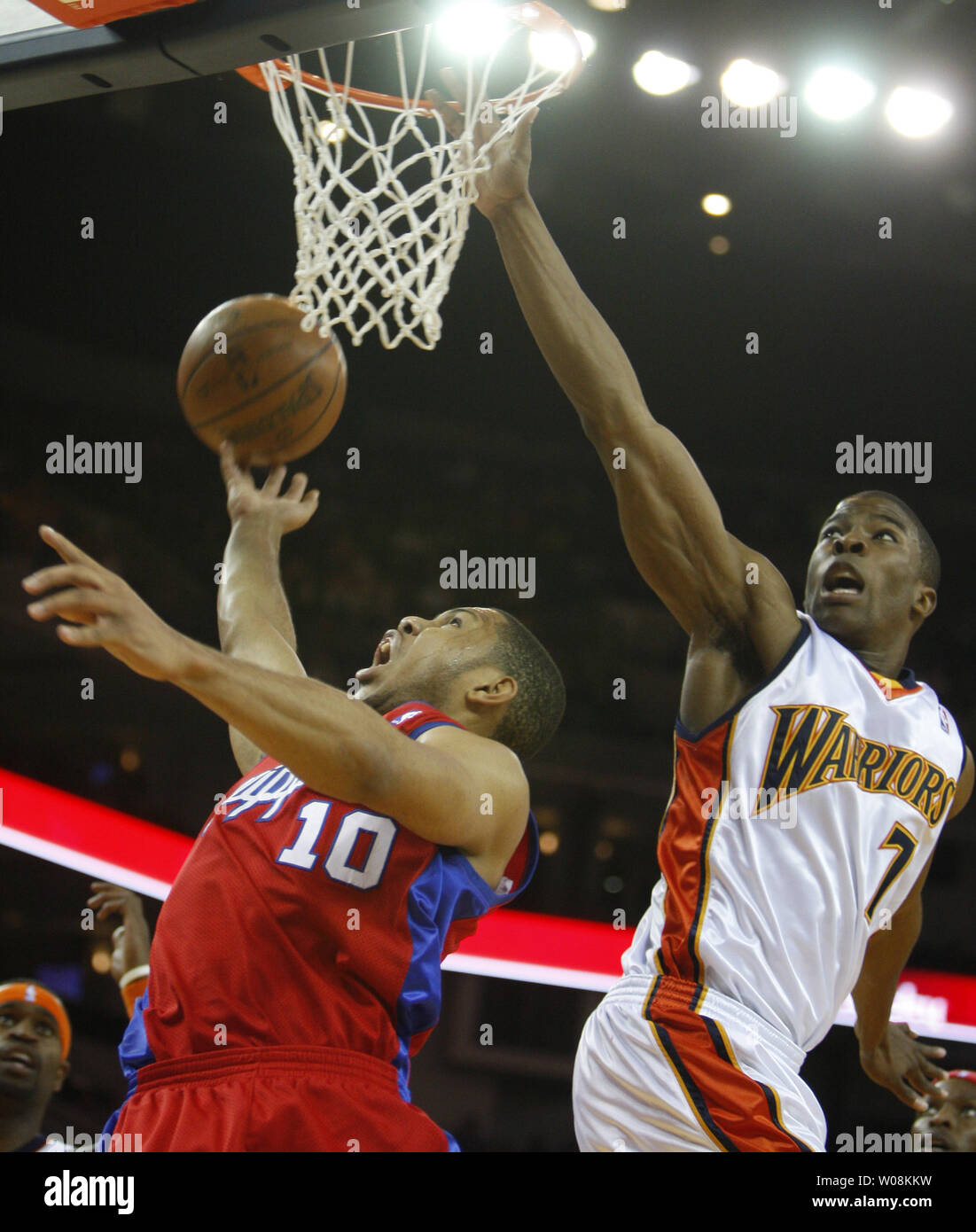 Los Angeles Clippers Eric Gordon (10) tries to shoot around Golden ...