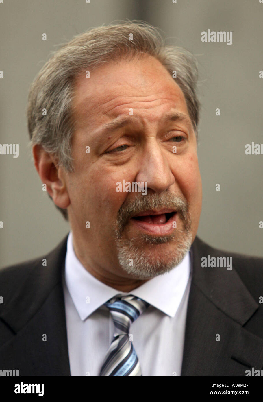 Barry Bonds trainer Greg Anderson's attorney Mark Geragos addresses the ...