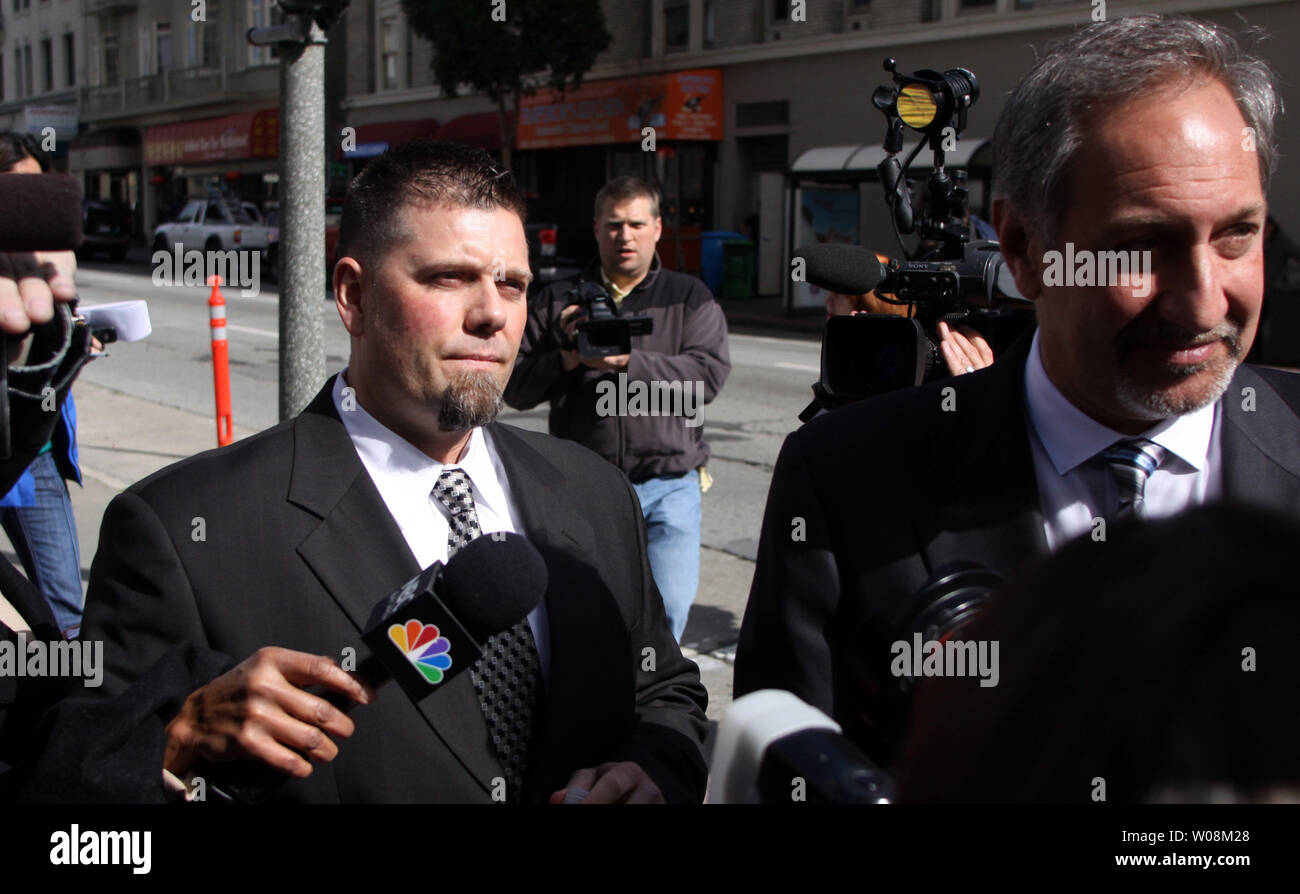 Barry Bond's trainer Greg Anderson (L) and his attorney Mark Geragos ...