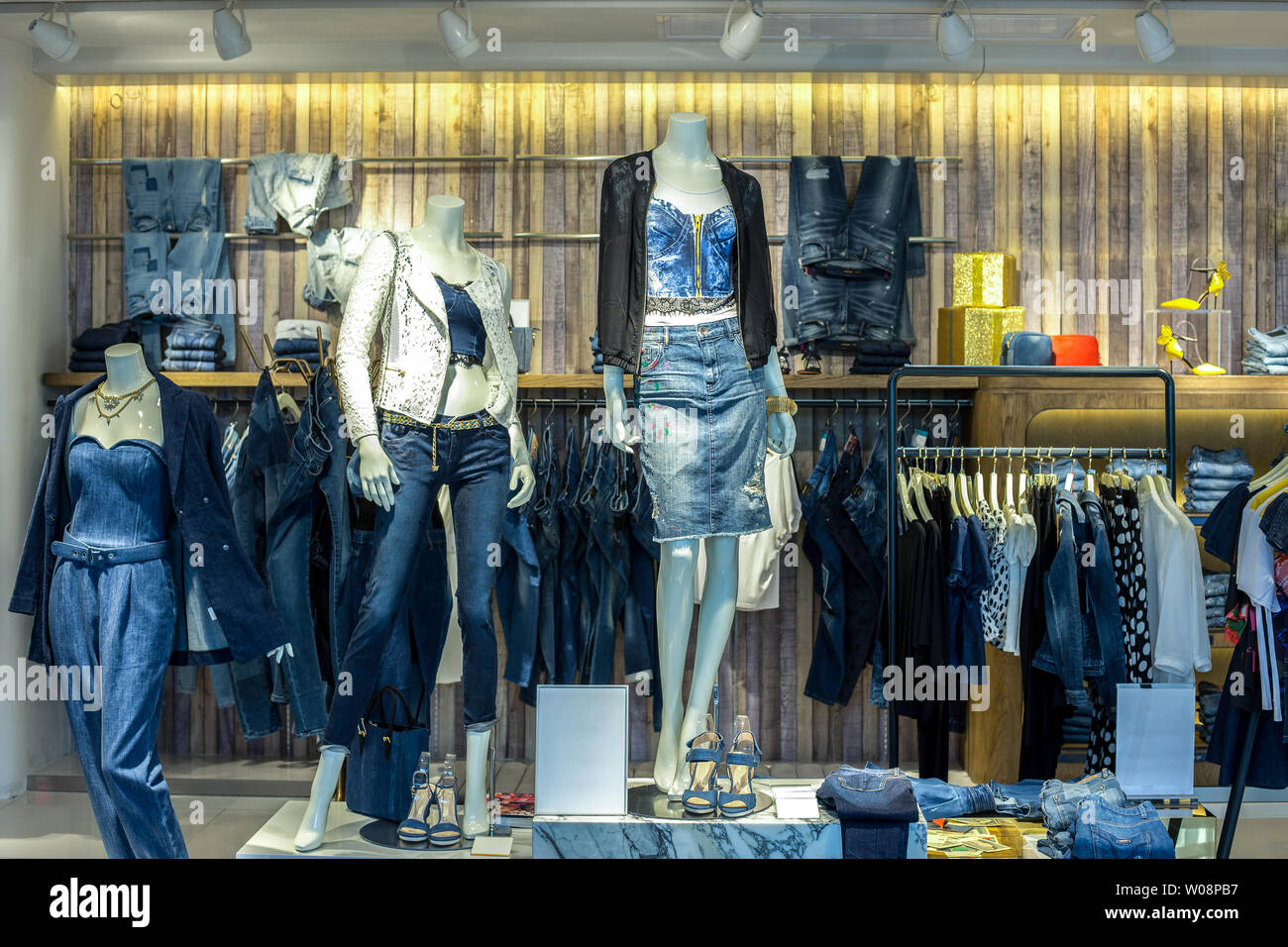 Mannequins in shopfront Stock Photo - Alamy
