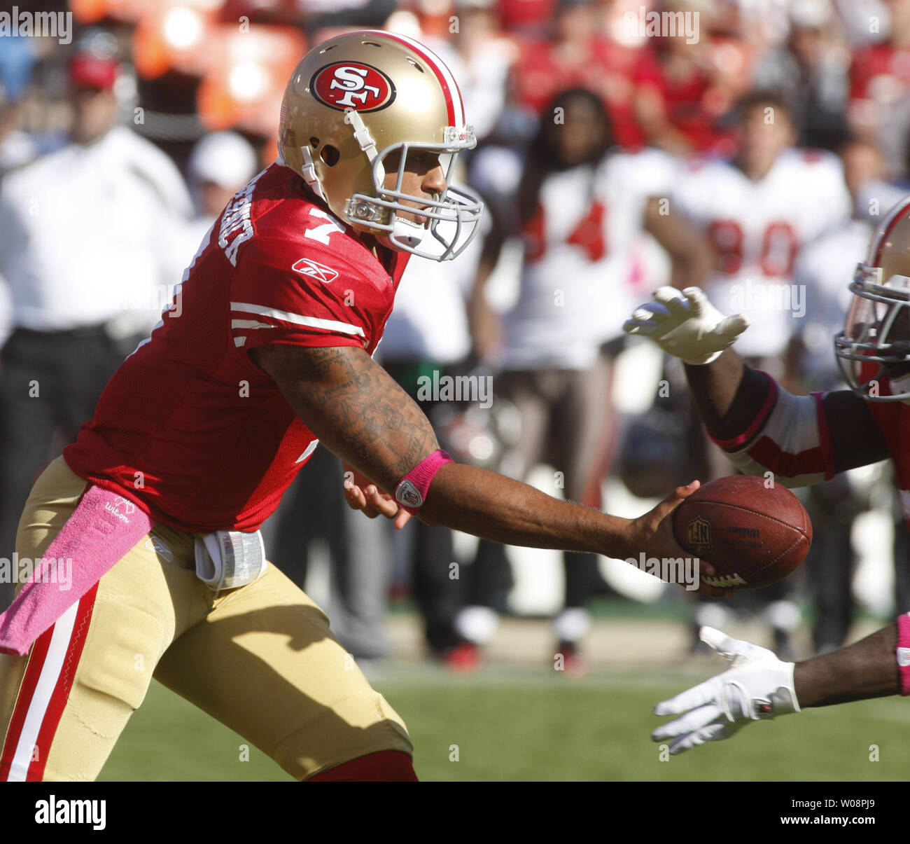 San Francisco 49ers rookie QB Colin Kaepernick (7) hands off against ...