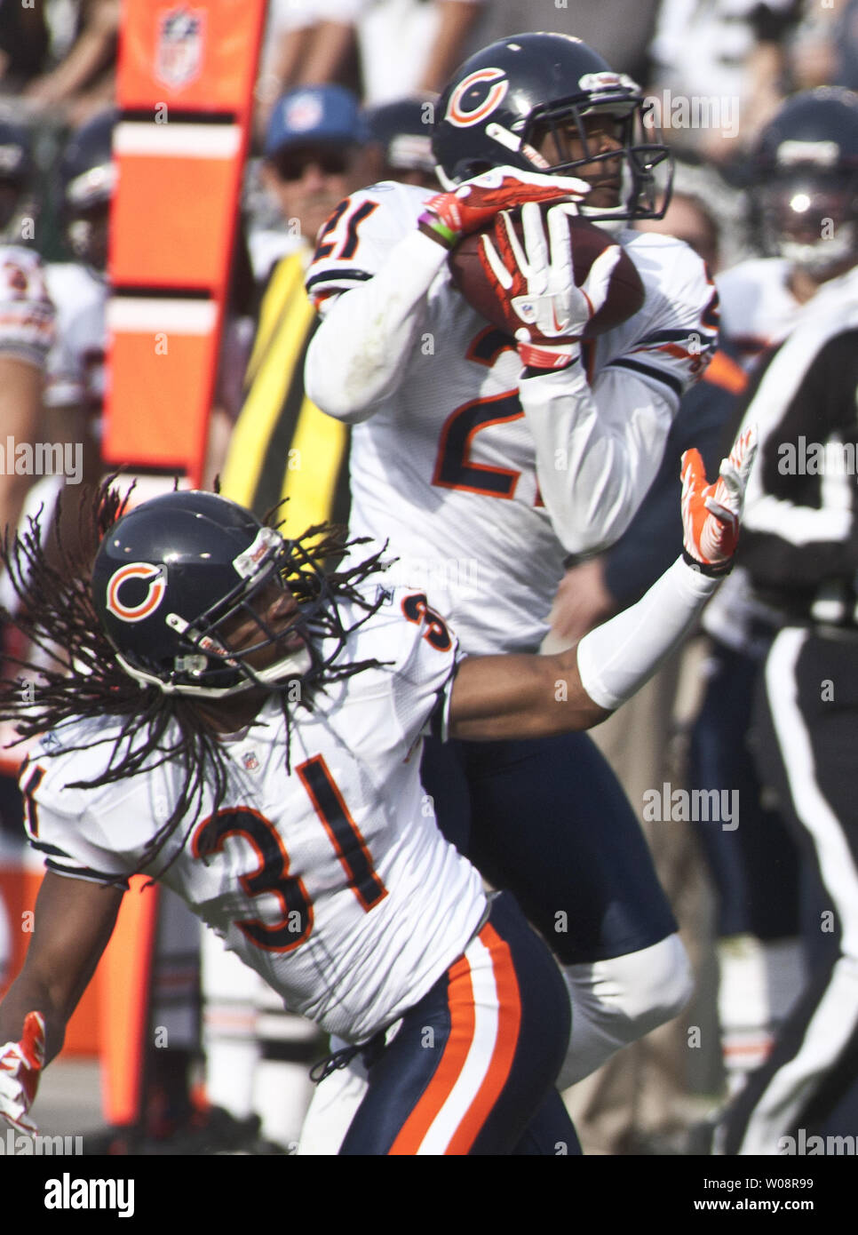 Chicago Bears Corey Graham (21) picks off a pass by Oakland Raiders ...