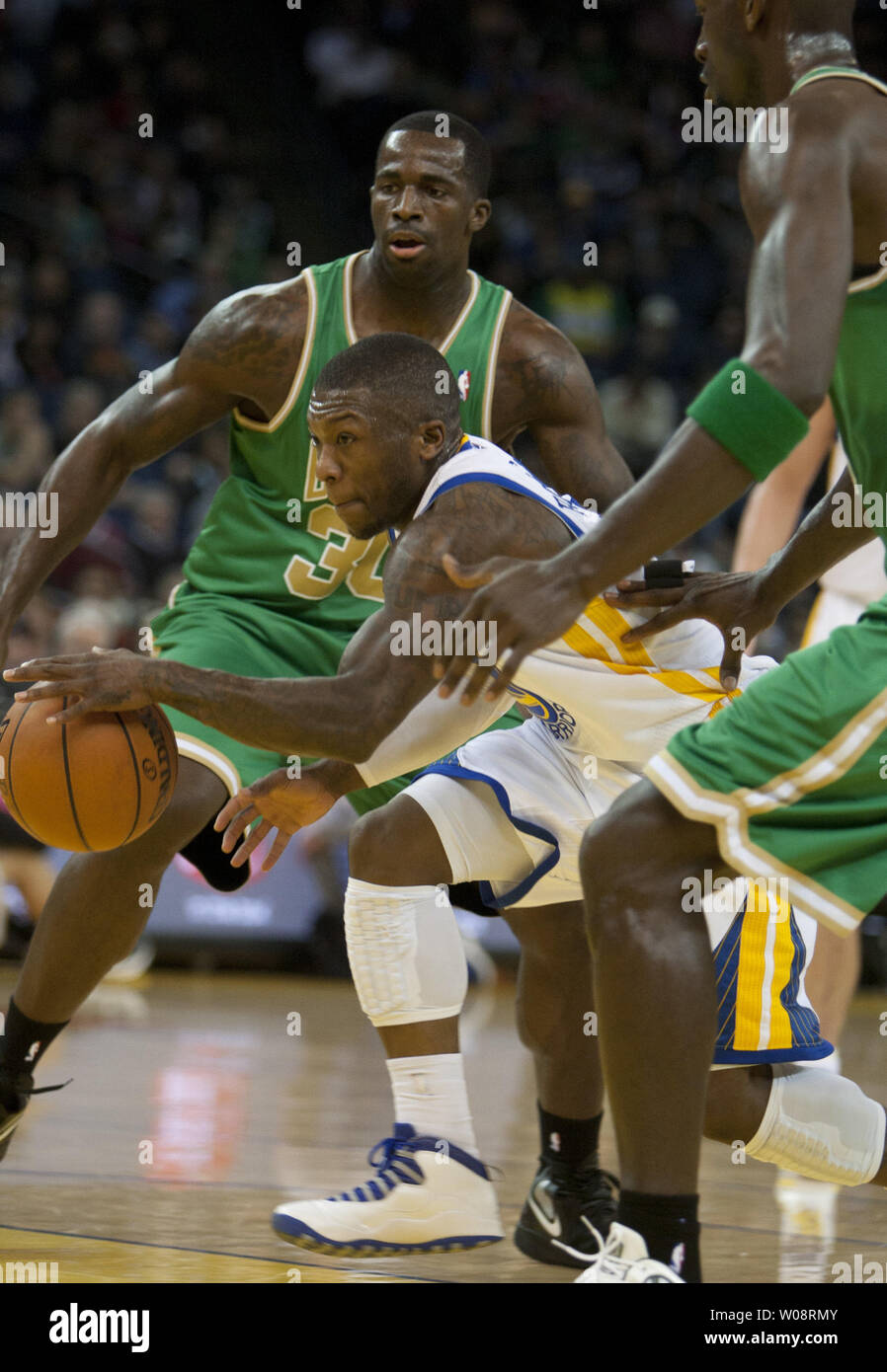 Golden State Warriors Nate Robinson (C) drives between Boston Celtics ...