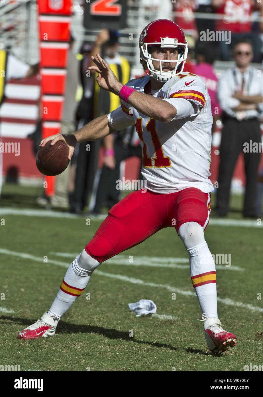 Kansas City Chiefs QB Alex Smith looks to pass against the San ...