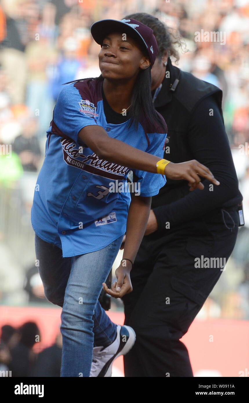 Little League start Mo'ne Davis throws out the first pitch for game 4 ...
