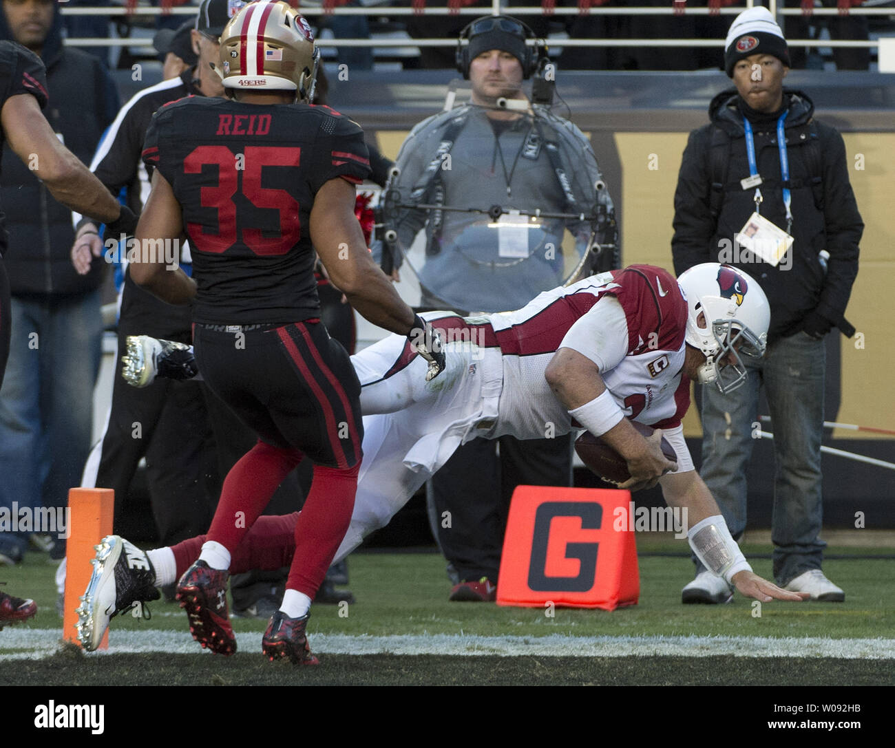 Arizona Cardinals QB Carson Palmer dives over the goal line with the ...