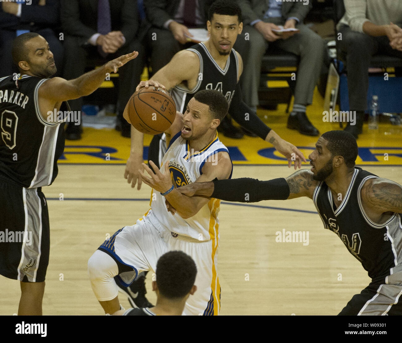 Golden state warriors 2016 april hi-res stock photography and images ...