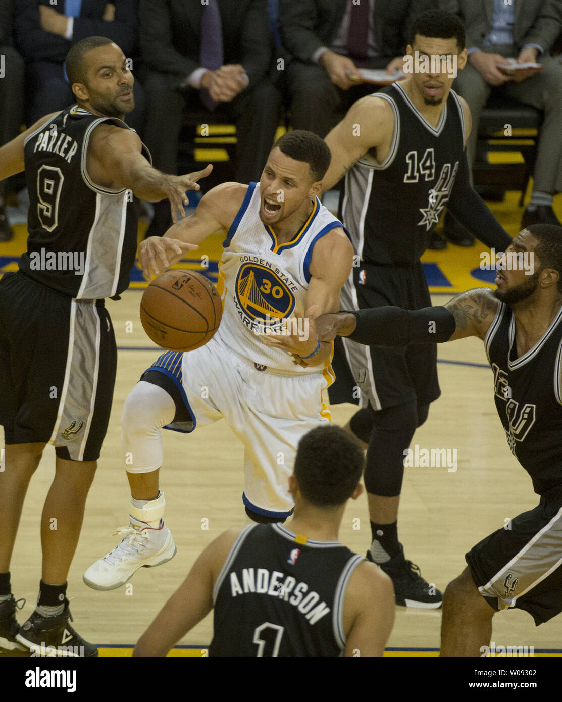 Golden state warriors 2016 april hi-res stock photography and images ...