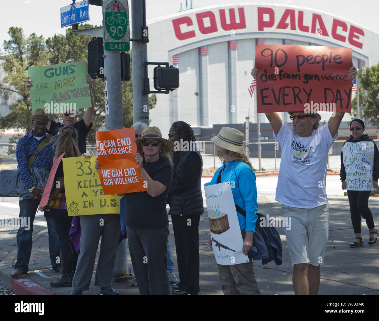 Anti gun signs hi-res stock photography and images - Alamy