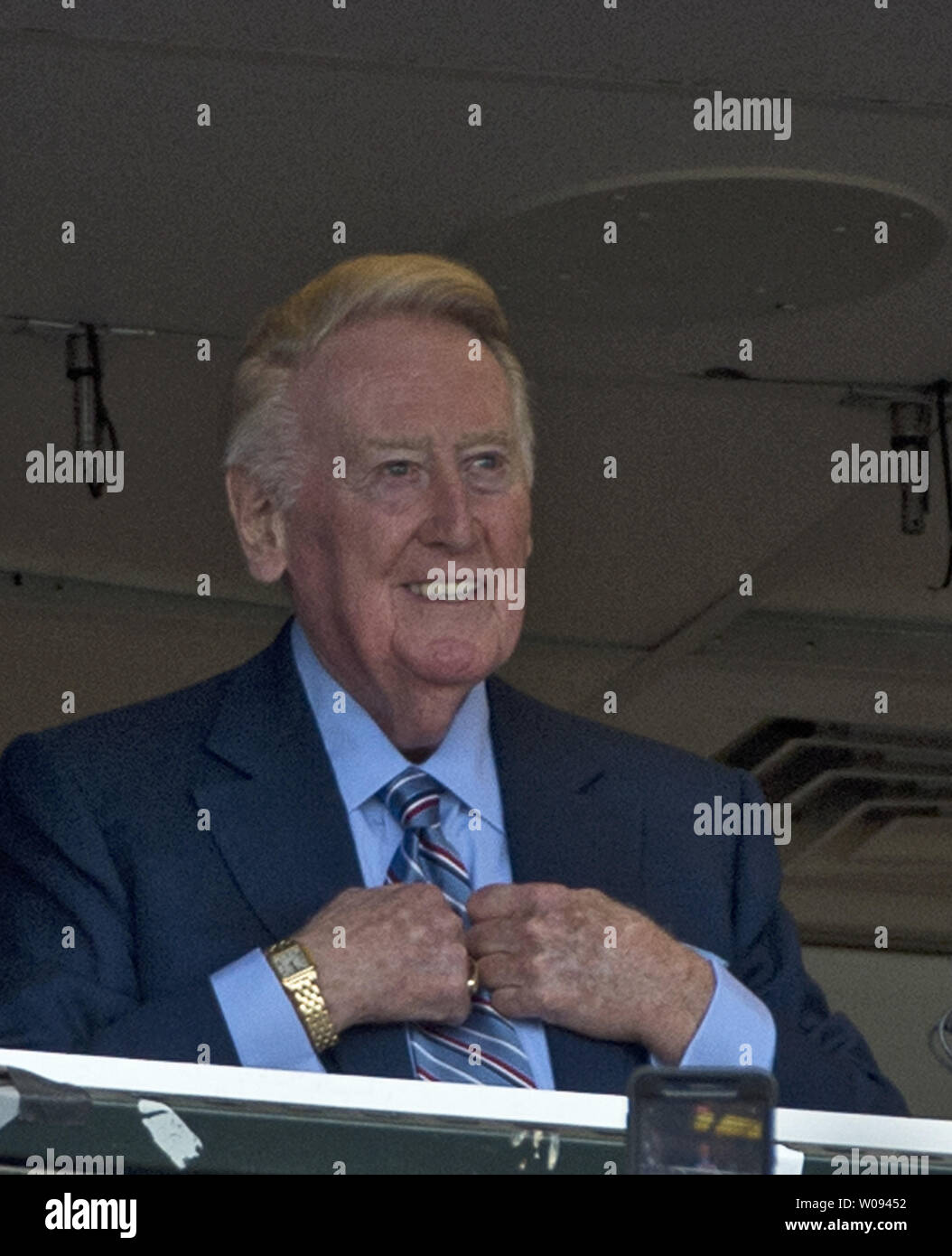 Vin Scully, voice of the Los Angeles Dodgers acknowledges the crowd ...