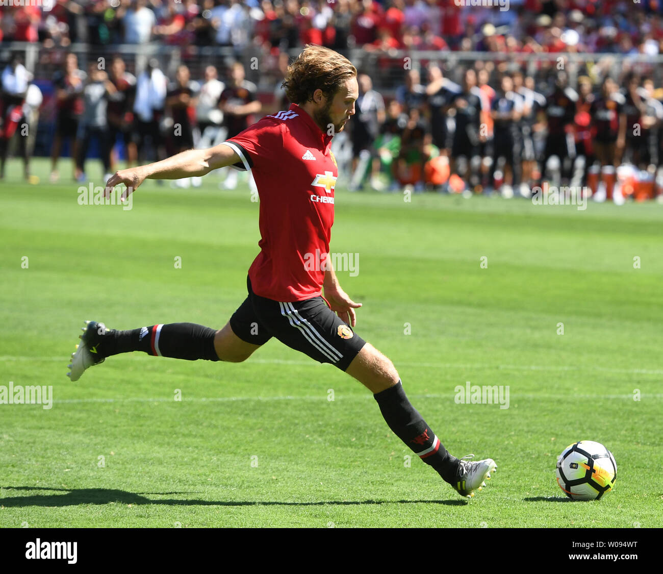 Manchester United Daley Blind kicks the winning goal in a shootout ...