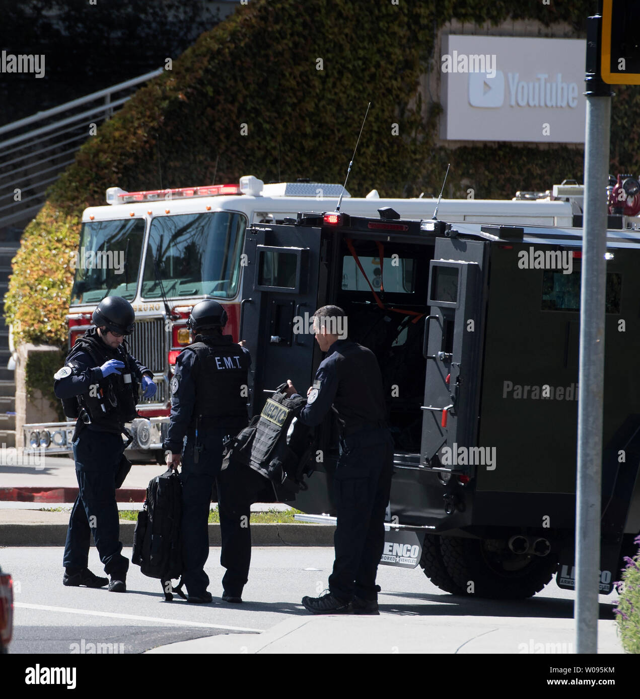 Police and Sheriff's deputies patrol the perimeter outside an active ...
