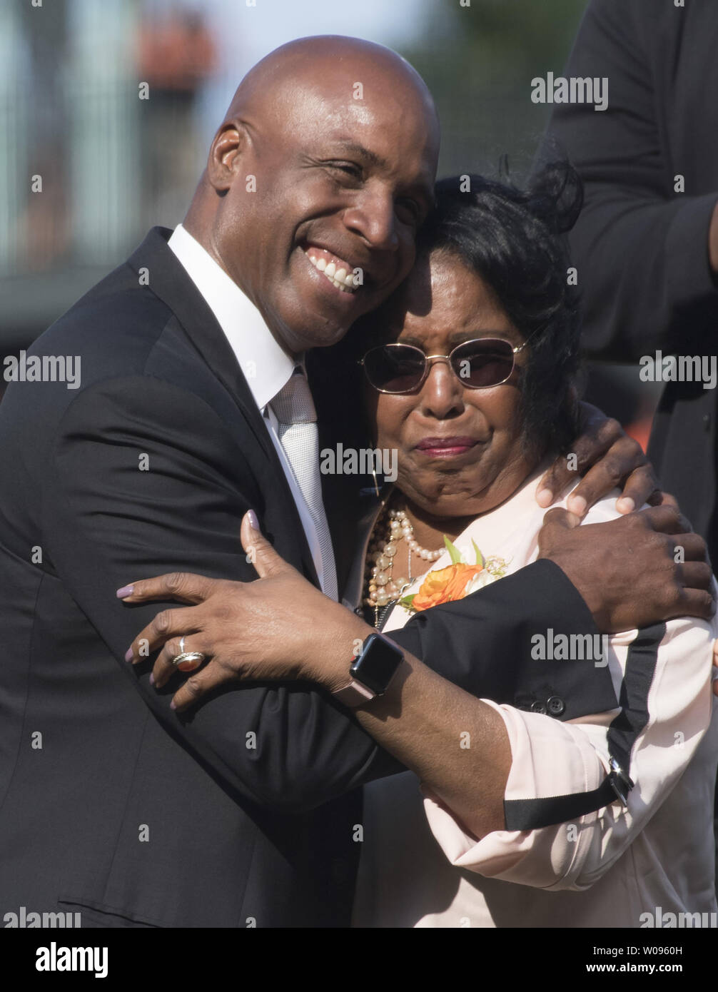 Former San Francisco Giants player Barry Bonds hugs his mother Pat ...