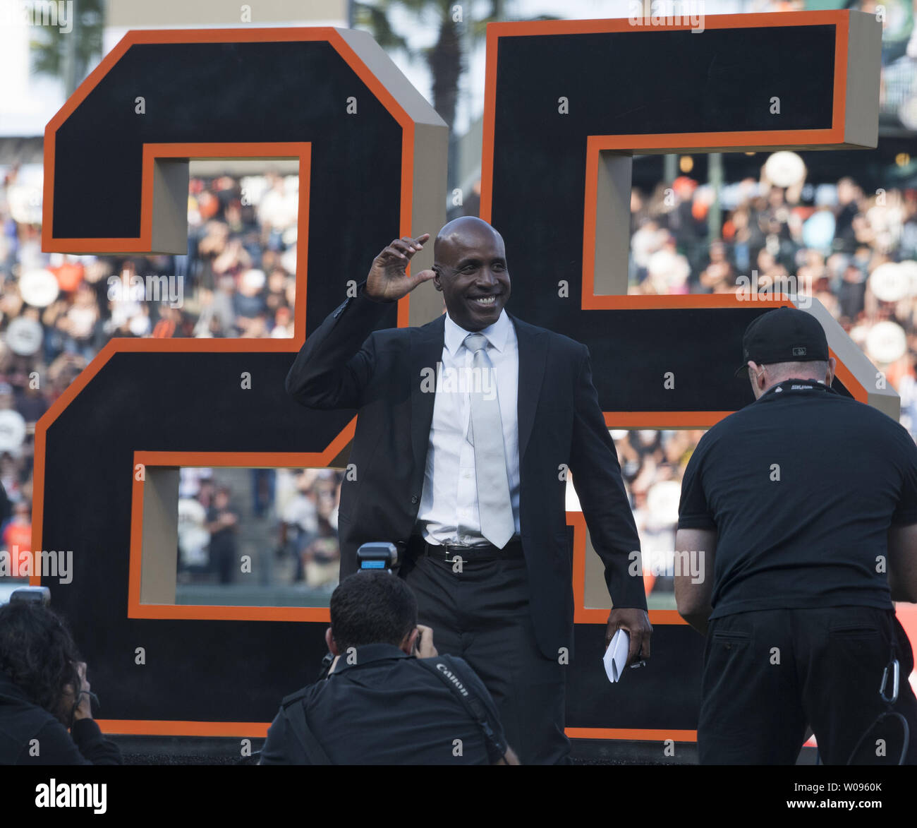 Former San Francisco Giants player Barry Bonds waves to fans during a ...