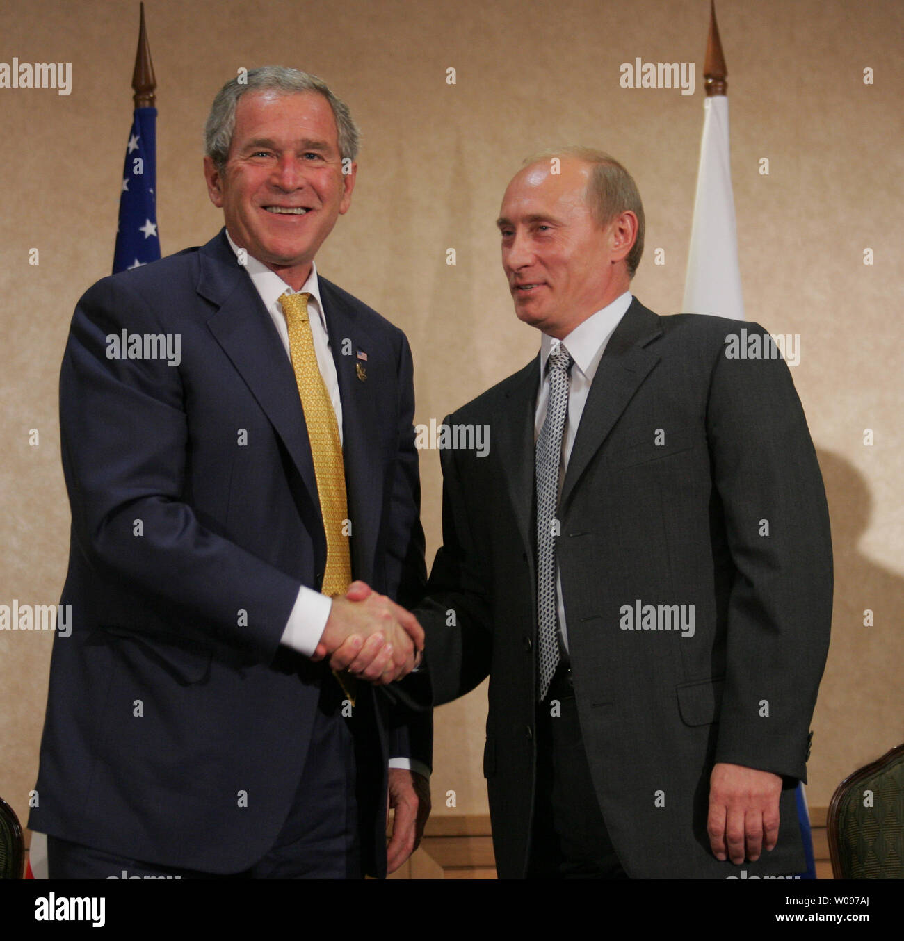 U.S. President George W. Bush (L) and Russian President Vladimir Putin ...