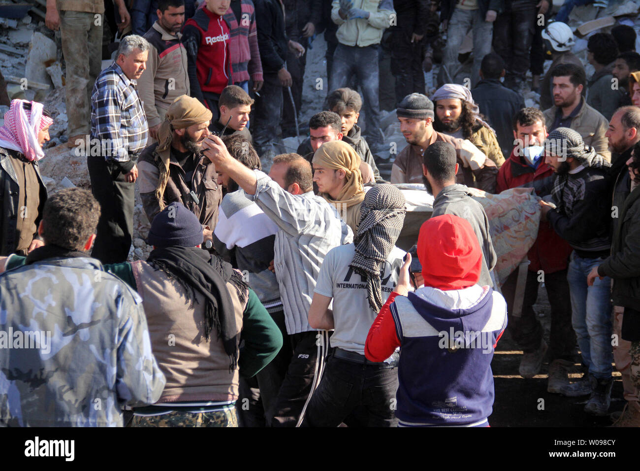 Syrians carry a body hi-res stock photography and images - Alamy