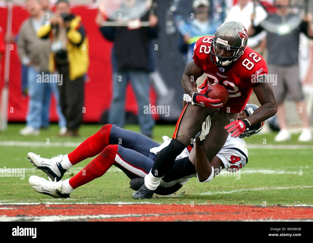Tampa Bay Buccaneers' wide reciever Charles Lee (82) tries to elude a ...