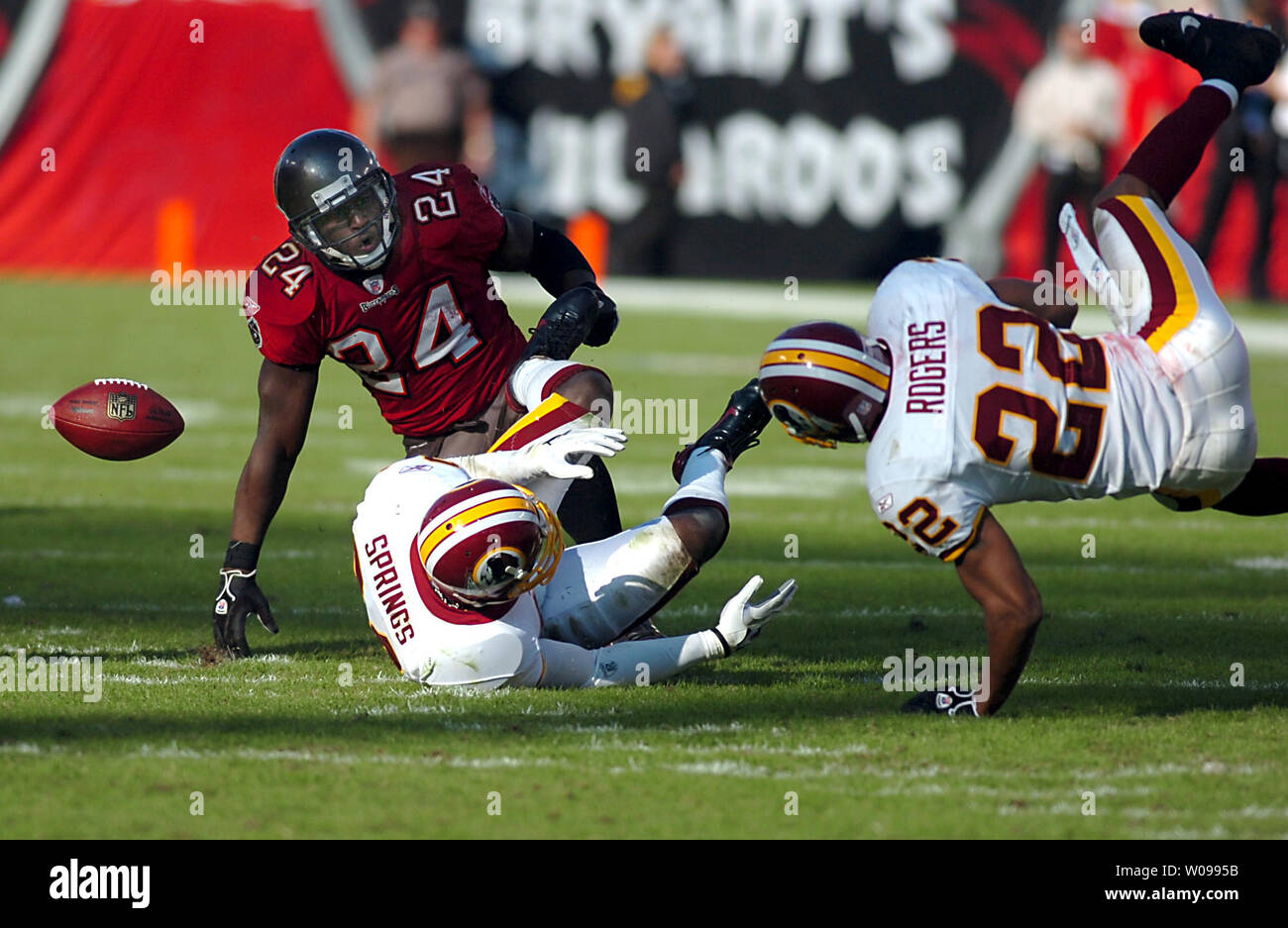 Tampa Bay Buccaneers' Carnell "Cadillac" Williams (24) turns toward the ...