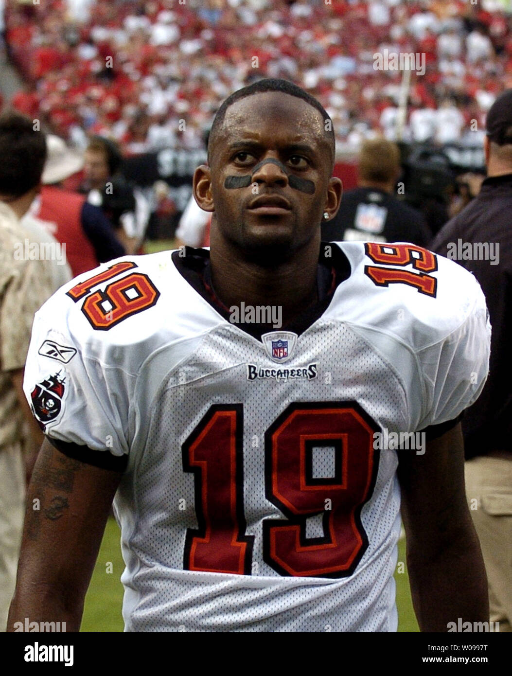 Tampa Bay Buccaneers' wide receiver Ike Hilliard (19) heads to the ...