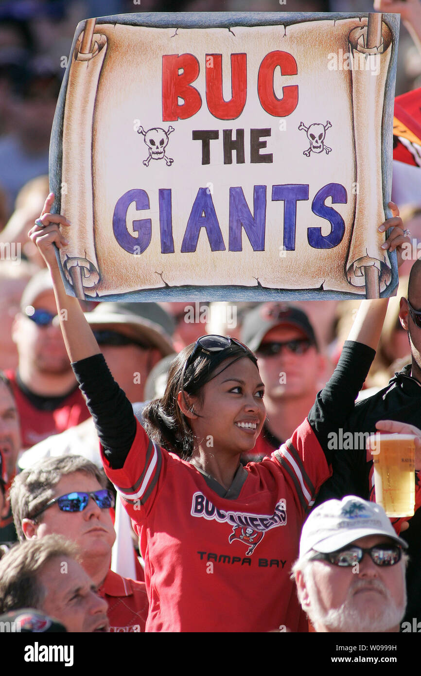 Buccaneers fan cheers hi-res stock photography and images - Alamy