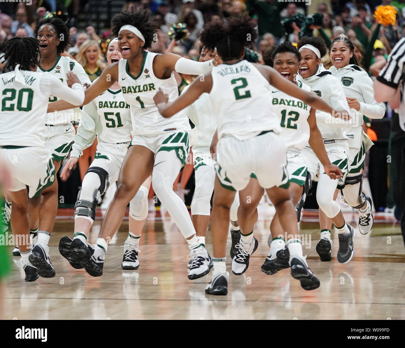 Members of the Baylor Lady Bears celebrate after defeating the Oregon ...