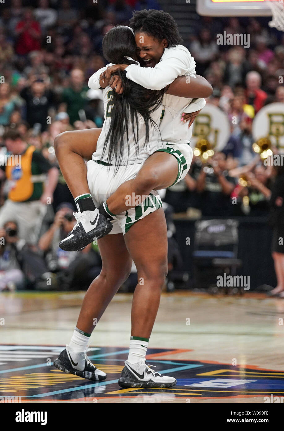 Members of the Baylor Lady Bears celebrate after defeating the Oregon ...