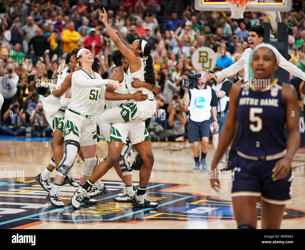 The Baylor Lady Bears celebrate after defeating the Notre Dame Fighting ...