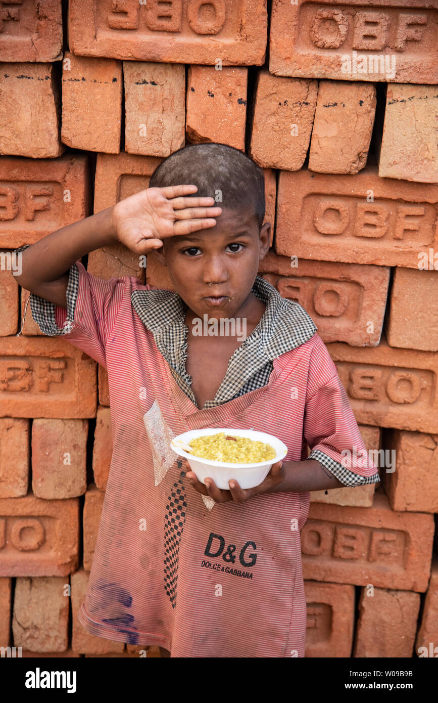 Poor children at a food distribution camp in New Delhi, India Stock ...