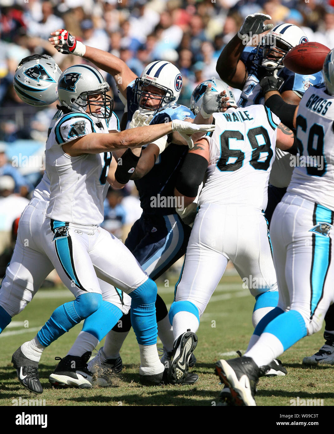 Offensive linemen hi-res stock photography and images - Alamy