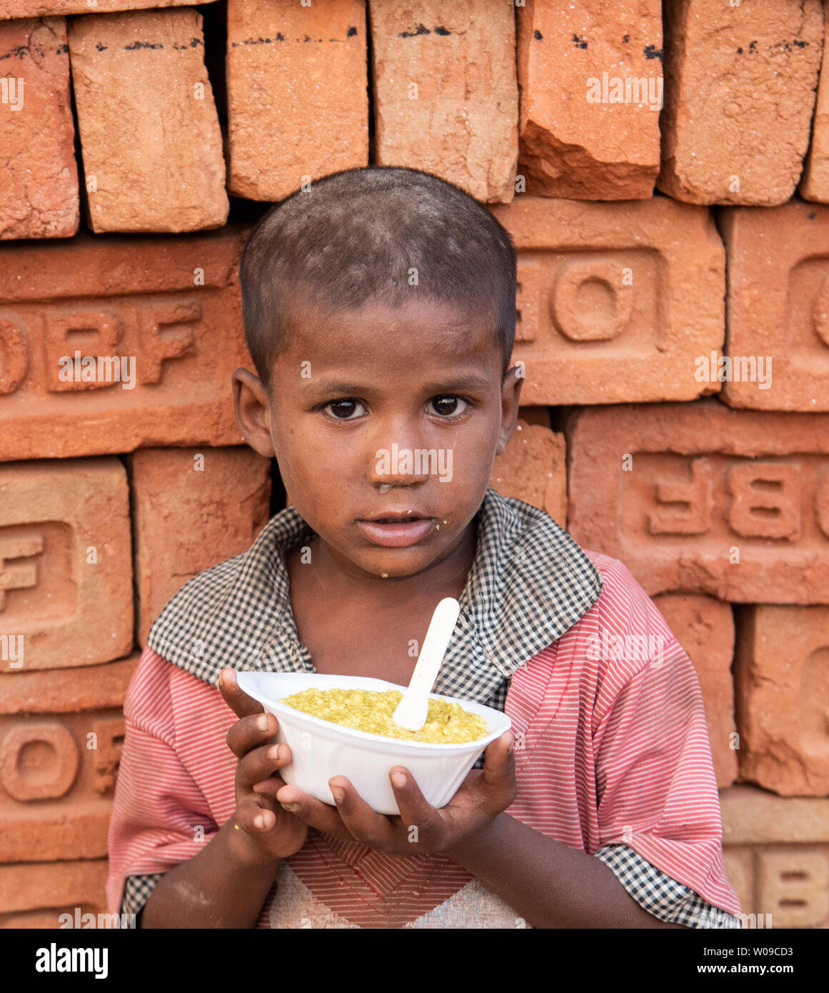 Poor children at a food distribution camp in New Delhi, India Stock ...