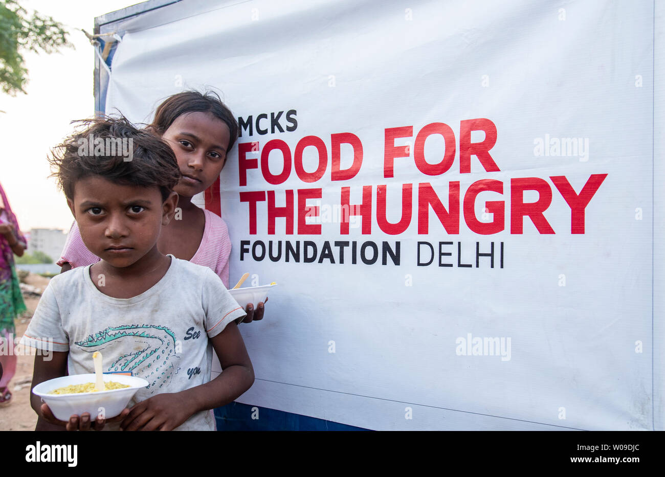 Poor children at a food distribution camp in New Delhi, India Stock ...