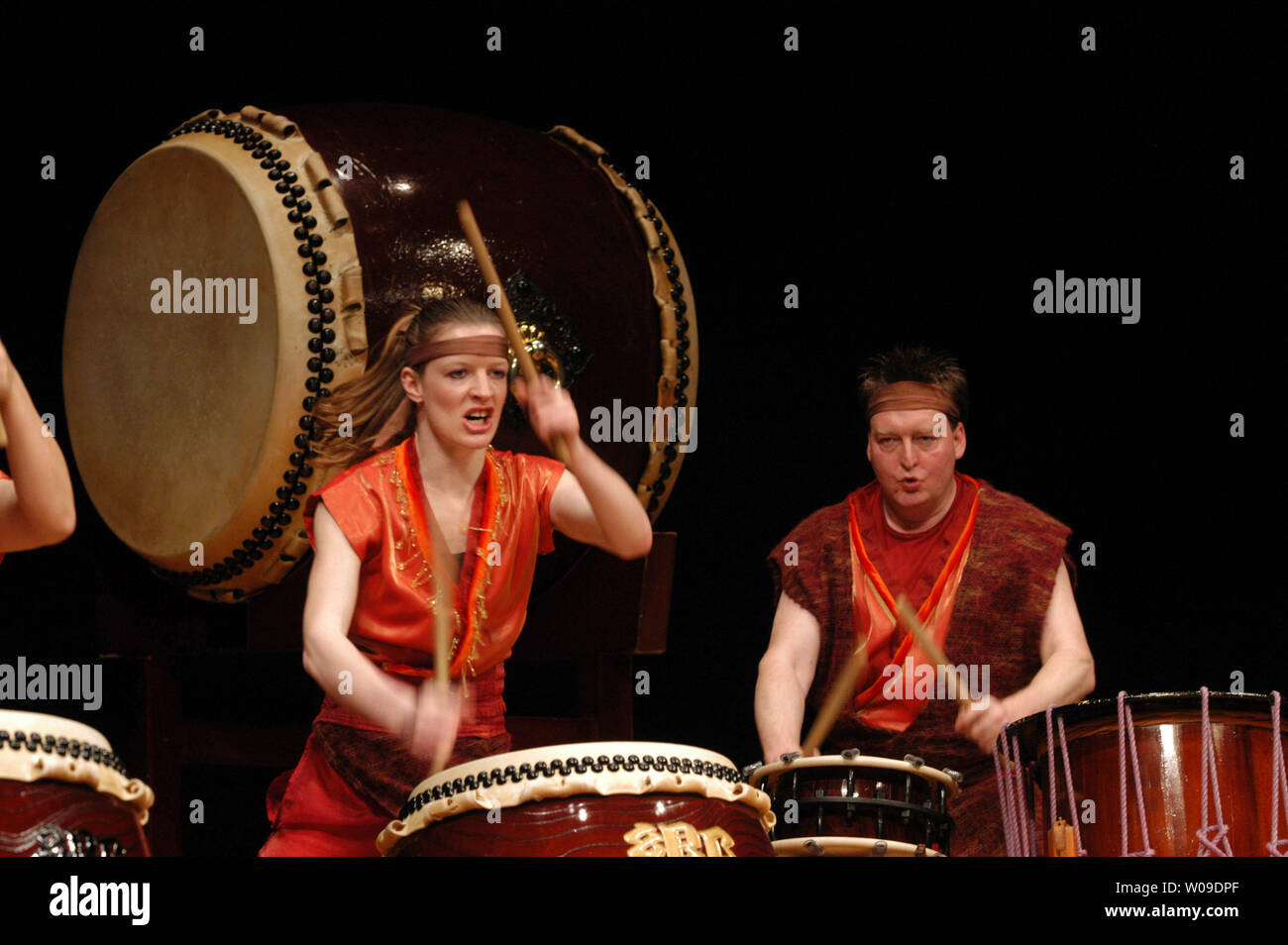 Taiko drummers tokyo hi-res stock photography and images - Alamy