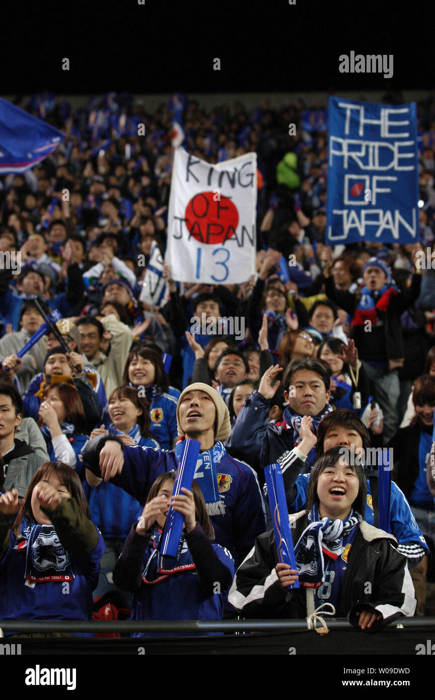 Supporters japan cheer team world hi-res stock photography and images ...