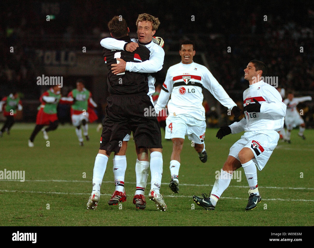 Rogerio Ceni (L) of Brazilian Sao paulo FC celebrates with his ...